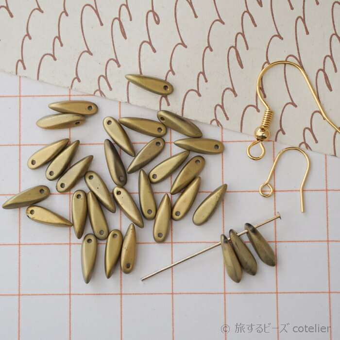 スタイリッシュな雰囲気のある1つ穴ダガービーズのミニサイズ。チェコ製のガラスビーズです。 【サイズ】 3 × 11ミリ (画像のマス目は1センチ四方です) 【個数】 18個 【色味】クリアに全面オーロラ系コーティング。マット加工。 【色違い...