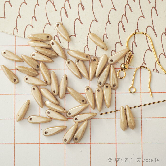 スタイリッシュな雰囲気のある1つ穴ダガービーズのミニサイズ。チェコ製のガラスビーズです。 【サイズ】 3 × 11ミリ (画像のマス目は1センチ四方です) 【個数】 38個 【色味】不透明ホワイトにブラウンベージュ系コーティング。 【色違い...