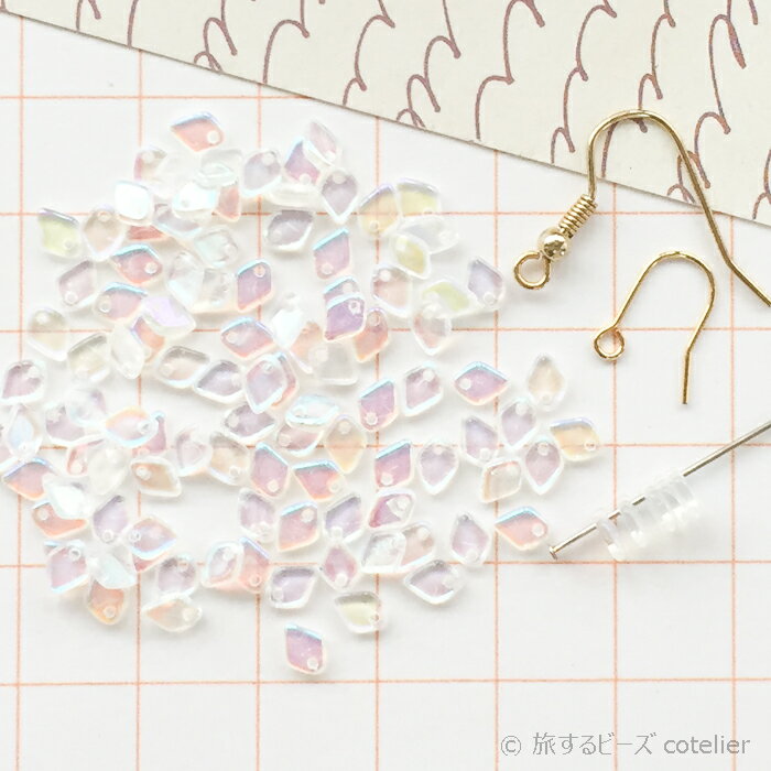 竜のうろこという名前の小さなひし形のプレスビーズ。チェコ製のガラスビーズです。※サイドに凹凸があるものも含まれます。画像にてご確認ください。 【サイズ】 1.5 x 5ミリ (画像のマス目は1センチ四方です) 【個数】 3g 約75～80個...