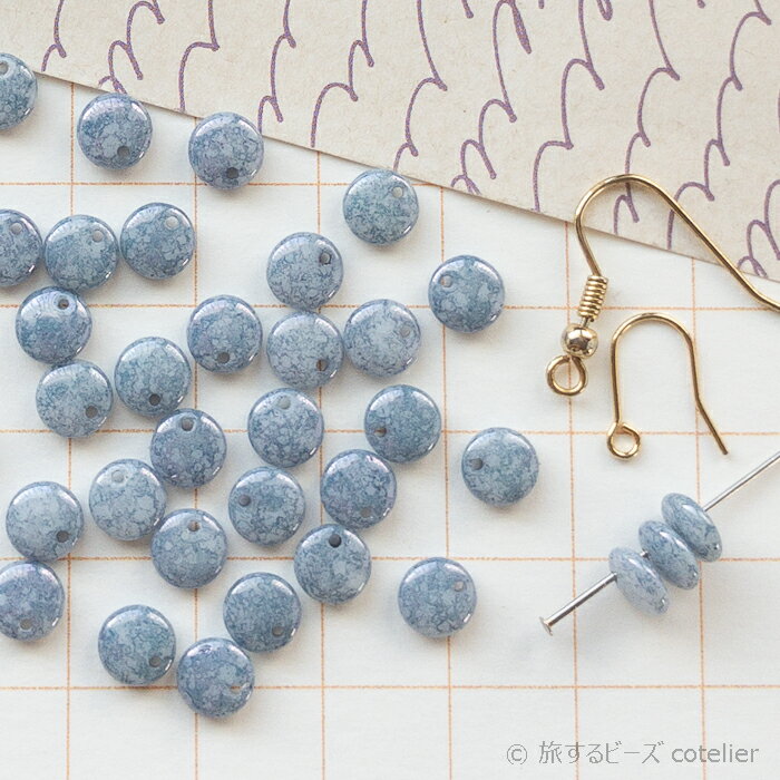 少しいびつで柔らかな印象の平たい小ぶりのレンティル。チェコ製のガラスビーズです。 【サイズ】 6ミリ (画像のマス目は1センチ四方です) 【個数】 38個 【色味】不透明ホワイトベースにまだら感のあるテラコッタカラーコーティング（若干濃淡の...