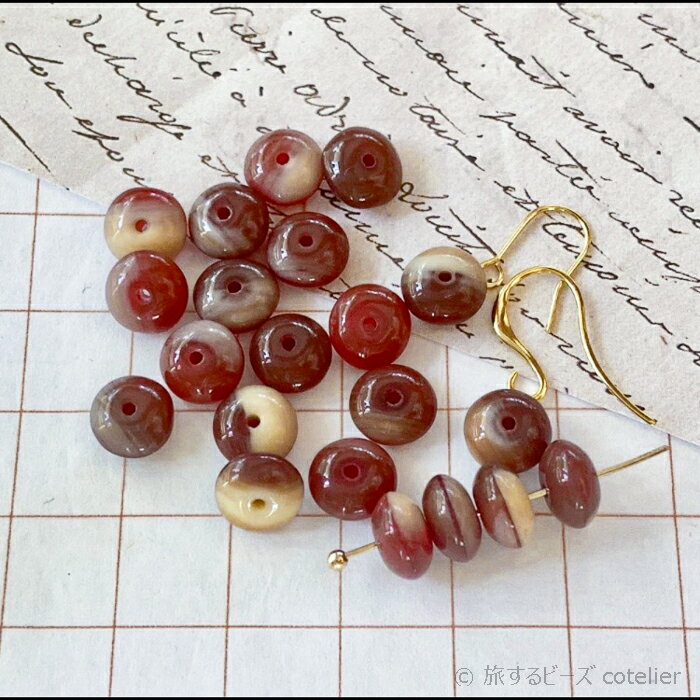 丸くてぷっくりとしたスペーサービーズ。カットのないつるんとしたドーナツ型。チェコ製のガラスビーズです。 【サイズ】 8ミリ　厚み5mm (画像のマス目は1センチ四方です) 【個数】 28個 【色味】ほんのり透明感のある小豆のようなダークレッ...