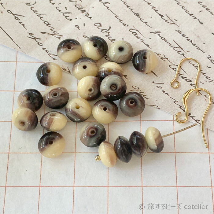 丸くてぷっくりとしたスペーサービーズ。カットのないつるんとしたドーナツ型。チェコ製のガラスビーズです。 【サイズ】 8ミリ　厚み5mm (画像のマス目は1センチ四方です) 【個数】 28個 【色味】巨峰のような黒に近いダークパープルとベージ...