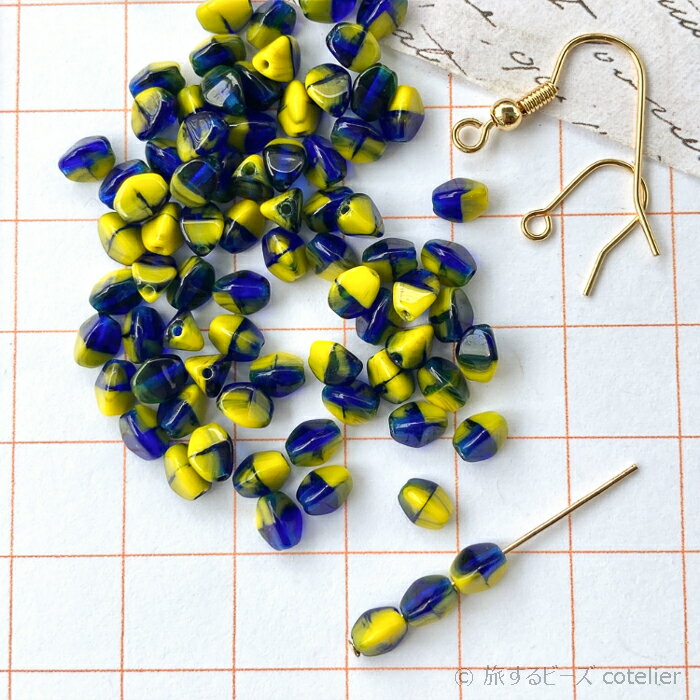 ついつい並べたくなる小ぶりのピンチビーズ。横から見ると三角形をした朝顔の種のようなチェコ製のガラスビーズです。 【サイズ】 5ミリ (画像のマス目は1センチ四方です) 【個数】 45個 【色味】 不透明なイエローと透明感のあるディープブルー...