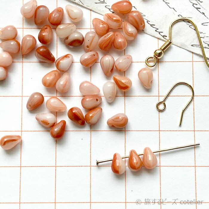 コロンとしたシルエットの可愛らしいドロップビーズ。チェコ製のガラスビーズです。 【サイズ】 4 × 6ミリ (画像のマス目は1センチ四方です) 【個数】 48個 【色味】不透明なブラウンとミルキーホワイトのストライプ。色の出方は個体差があり...