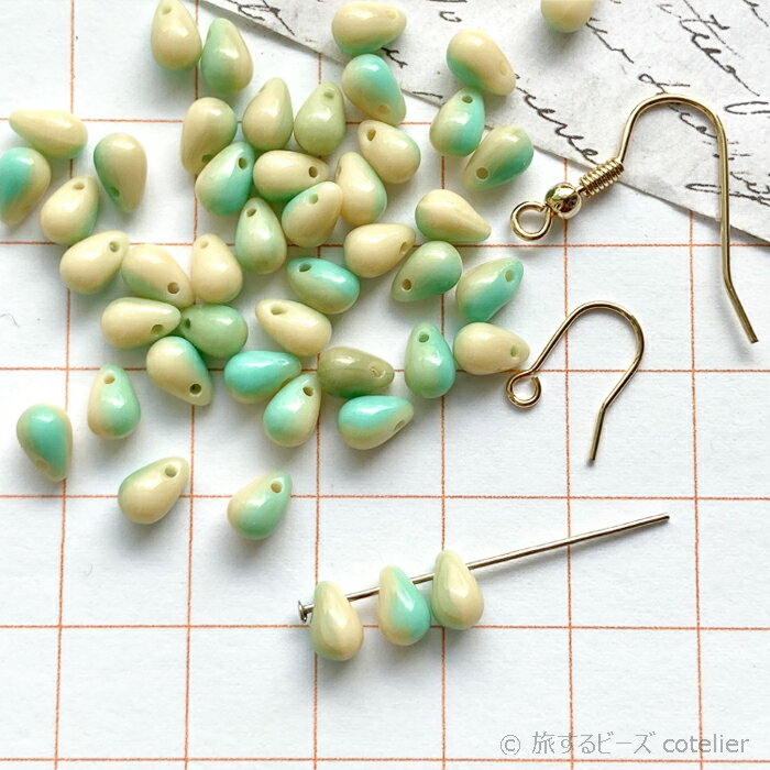 コロンとしたシルエットの可愛らしいドロップビーズ。チェコ製のガラスビーズです。 【サイズ】 4 × 6ミリ (画像のマス目は1センチ四方です) 【個数】 48個 【色味】爽やかなミントとベージュのツートン。色の出方は個体差があります。 【色...