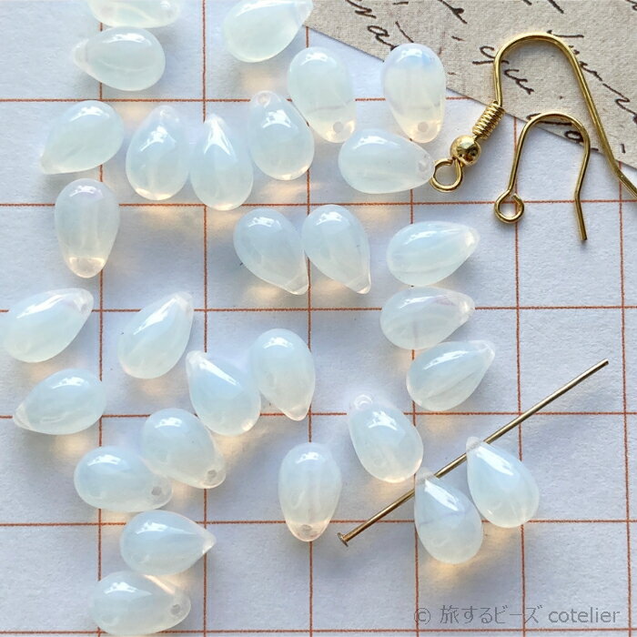 コロンとしたシルエットの可愛らしいドロップビーズ。チェコ製のガラスビーズです。 【サイズ】 6 × 9ミリ (画像のマス目は1センチ四方です) 【個数】 28個 【色味】ほんのり透明感のあるミルキーホワイト。うっすらと縦ラインが見えるものも...