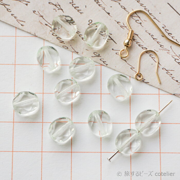 一見するといびつなオーバルですが、中にダイヤ型が見えるテーブルカットビーズ。チェコ製のガラスビーズです。 【サイズ】 9 x 8ミリ (画像のマス目は1センチ四方です) 【個数】 12個 【色味】透明感のあるクリアに淡いグリーンのカラーコー...