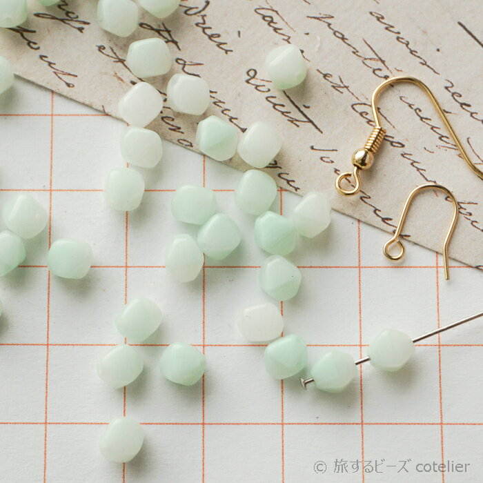 コロンとしたシルエットの8面体ビーズ。チェコ製のガラスビーズです。 【サイズ】 6ミリ (画像のマス目は1センチ四方です) 【個数】 38個 【色味】 ミルキーホワイトと淡いミントグリーンのマーブル 【色違い】cotelier-picono...