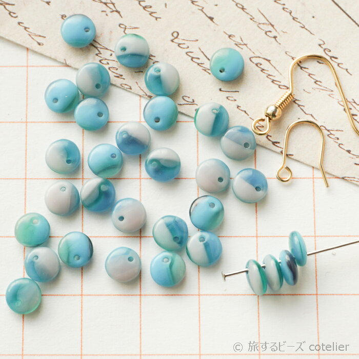 少しいびつで柔らかな印象の平べったい小ぶりのレンティル。チェコ製のガラスビーズです。 【サイズ】 6ミリ (画像のマス目は1センチ四方です) 【個数】 38個 【色味】不透明ブルー、ラベンダー、クリアグリーン、クリアのストライプ 【色違い】...