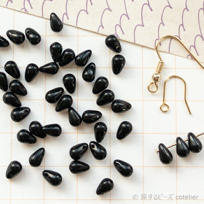 コロンとしたシルエットの可愛らしいドロップビーズ。チェコ製のガラスビーズです。※2025/10入荷分より形状が変わりました 【サイズ】 4 × 6ミリ (画像のマス目は1センチ四方です) 【個数】 48個 【色味】不透明で艶のあるジェットブ...