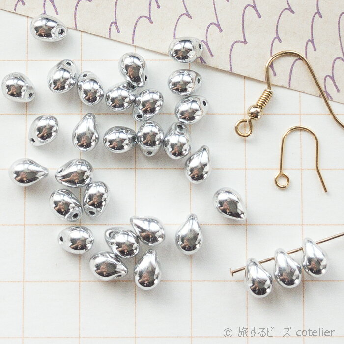 コロンとしたシルエットの可愛らしいドロップビーズ。チェコ製のガラスビーズです。 【サイズ】 5 × 7ミリ (画像のマス目は1センチ四方です) 【個数】 28個 【色味】艶のある明るいシルバー 【色違い】cotelier-drop 5x7m...