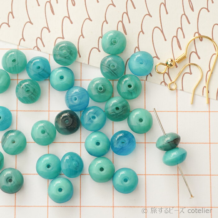 丸くてぷっくりとしたスペーサービーズ。カットのないつるんとしたドーナツ型。チェコ製のガラスビーズです。 【サイズ】 8ミリ　厚み5mm (画像のマス目は1センチ四方です) 【個数】 28個 【色味】クリアブルー、クリアグレー、不透明ミントの...