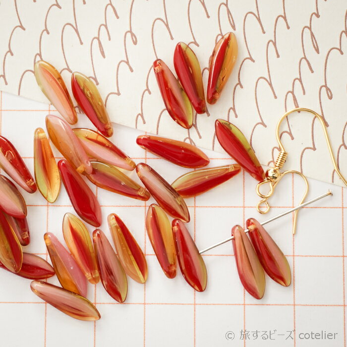 スタイリッシュな雰囲気のある1つ穴ダガービーズ。チェコ製のガラスビーズです。 【サイズ】 16 × 5ミリ (画像のマス目は1センチ四方です) 【個数】 18個 【色味】】ミルキーホワイトとラベンダー 【色違い】cotelier-dagge...