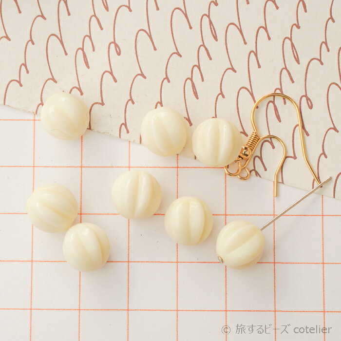 ころころとした大ぶりのメロン・パンプキン型のプレスビーズ。チェコ製のガラスビーズです。※製造工程上、若干平たい形状も含まれます。 【サイズ】 10 ミリ (画像のマス目は1センチ四方です) 【個数】 8個 【色味】 たまごのような不透明クリ...