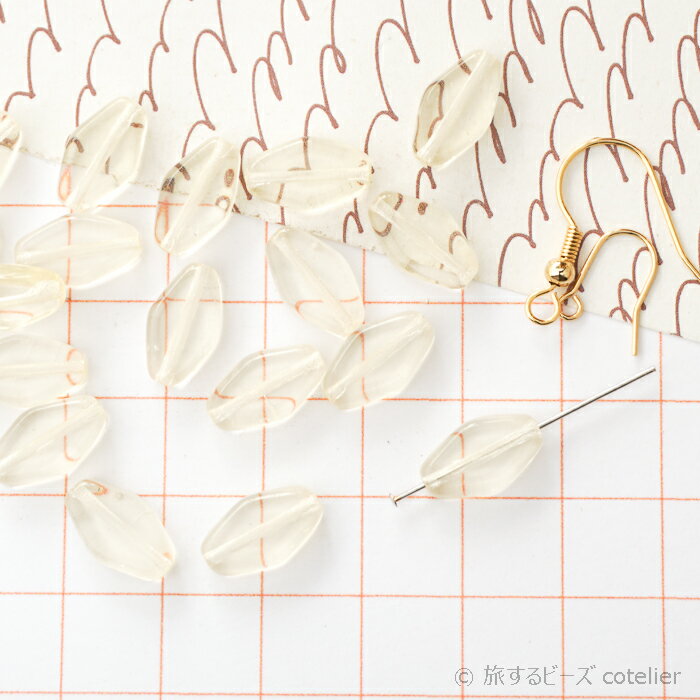 平べったい形のひし形プレスビーズ。チェコ製のガラスビーズです。 【サイズ】 13 × 8ミリ (画像のマス目は1センチ四方です) 【個数】 15個 【色味】 とても柔らかな色目の透明感あるレモンイエロー 【色違い】cotelier-flat...