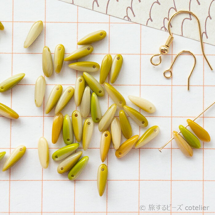 スタイリッシュな雰囲気のある1つ穴ダガービーズのミニサイズ。チェコ製のガラスビーズです。 【サイズ】 3 × 11ミリ (画像のマス目は1センチ四方です) 【個数】 38個 【色味】不透明なマスタードイエロー、ピスタチオグリーン、ベージュの...