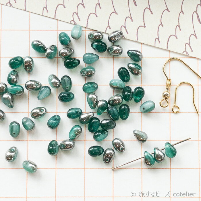 コロンとしたシルエットの可愛らしいドロップビーズ。チェコ製のガラスビーズです。※こちらはスリムタイプです。気持ち小ぶりです。 【サイズ】 4 × 6ミリ (画像のマス目は1センチ四方です) 【個数】 48個 【色味】クリアエメラルド、ミルキ...