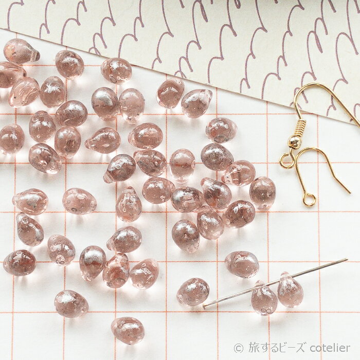 コロンとしたシルエットの可愛らしいドロップビーズ。チェコ製のガラスビーズです。 【サイズ】 5 × 7ミリ (画像のマス目は1センチ四方です) 【個数】 28個 【色味】クリアピンクにまだら感のあるシルバーコーティング 【色違い】cotel...