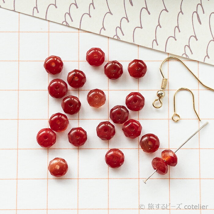 小さなドーナツ型ビーズ。ファイヤポリッシュカットが入っているので柔らかなキラキラ感があります。チェコ製のガラスビーズです。※小さなビーズですのでカットがいびつなものも含まれます（画像4枚目参考） 【サイズ】 4x7 ミリ (画像のマス目は1...