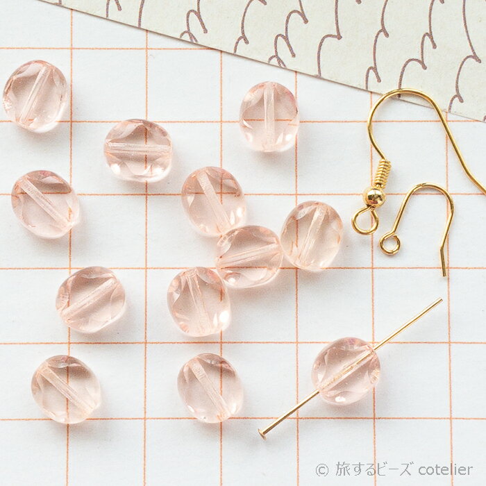 一見するといびつなオーバルですが、中にダイヤ型が見えるテーブルカットビーズ。チェコ製のガラスビーズです。 【サイズ】 9 x 8ミリ (画像のマス目は1センチ四方です) 【個数】 12個 【色味】透明感のあるさくらピンク。縁は艶消し加工 【...
