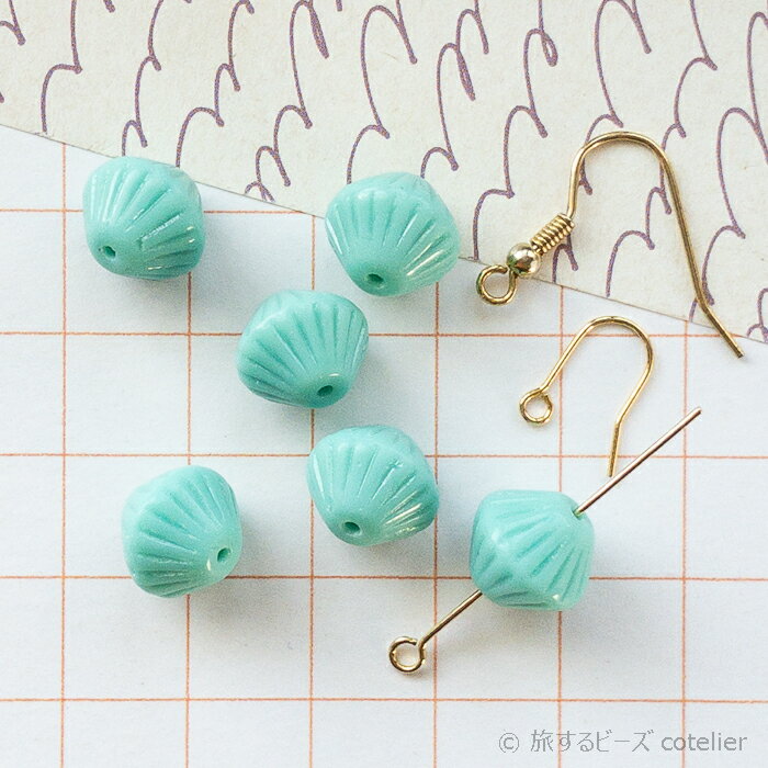 筋模様の入ったバイコーン・ソロバン・ランタン型のビーズ。。チェコ製のガラスビーズです。　 【サイズ】 11ミリ (画像のマス目は1センチ四方です) 【個数】 6個 【色味】不透明なターコイズグリーン、オペークグリーン 【色違い】coteli...