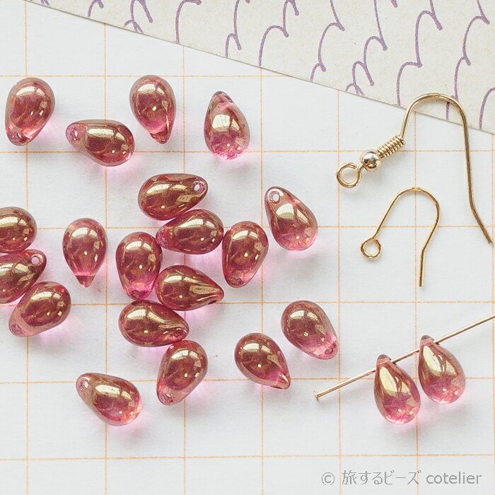 コロンとしたシルエットの可愛らしいドロップビーズ。チェコ製のガラスビーズです。 【サイズ】 6 × 9ミリ (画像のマス目は1センチ四方です) 【個数】 18 個 【色味】クリアに独特の光沢感のあるカラーコーティング 【色違い】coteli...