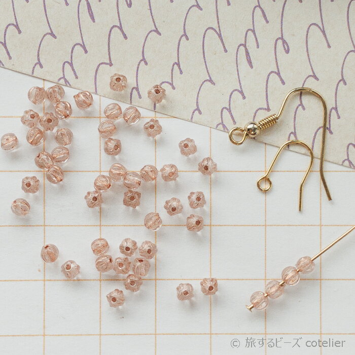 つい並べたくなるような小粒のメロンビーズ。チェコ製のガラスビーズです。※とても小さなビーズですので形状にばらつきがございます。 【サイズ】 3ミリ (画像のマス目は1センチ四方です) 【個数】 45個 【色味】クリアベース。溝部分にピンクゴ...