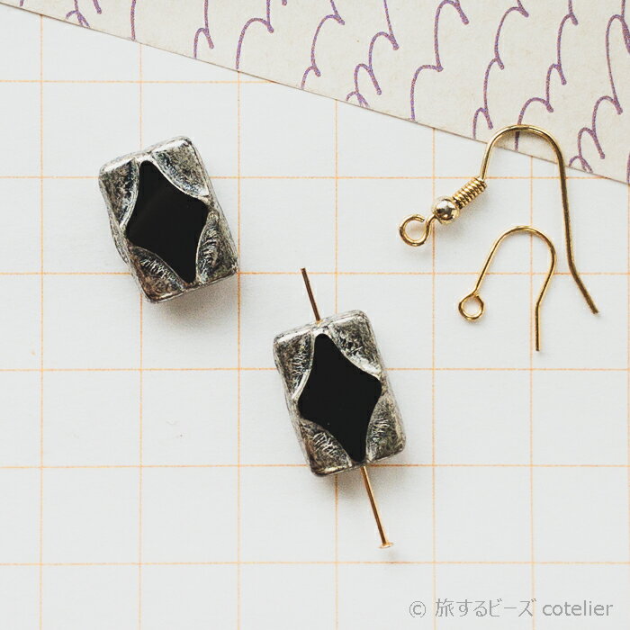 ダイヤの模様が特徴的なテーブルカットスクエアビーズ。チェコ製のガラスビーズです。 【サイズ】 15x10 ミリ (画像のマス目は1センチ四方です) 【個数】 2個 【色味】不透明ブラックにアンティークシルバー系コーティング。 【多角形 一覧...