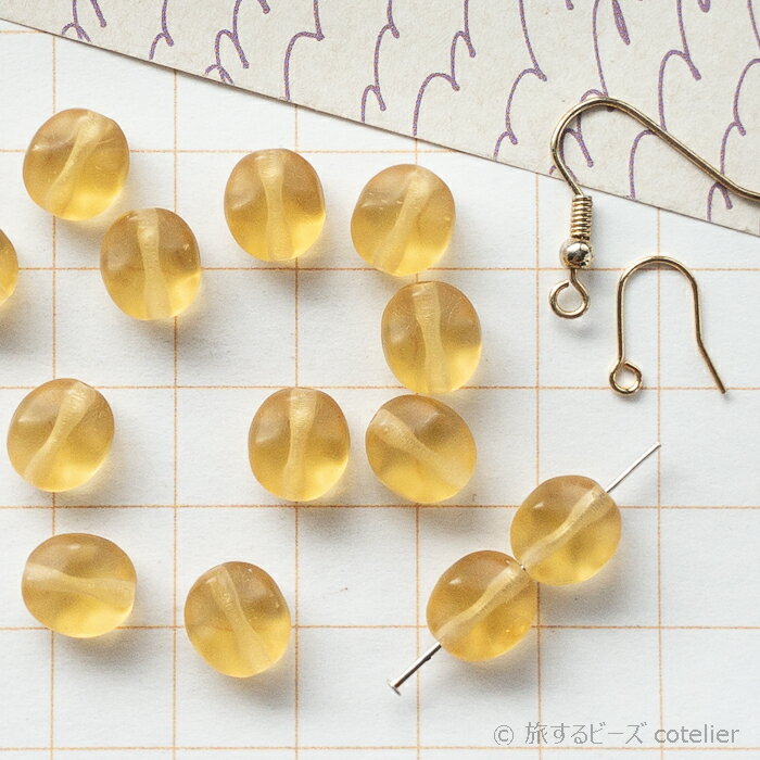 表面が波打つような形状のオーバルプレスビーズ。チェコ製のガラスビーズです。 【サイズ】 9 x 8ミリ (画像のマス目は1センチ四方です) 【個数】 18個 【色味】艶消し加工されたトパーズブラウン、マット、フロスト 【色違い】coteli...