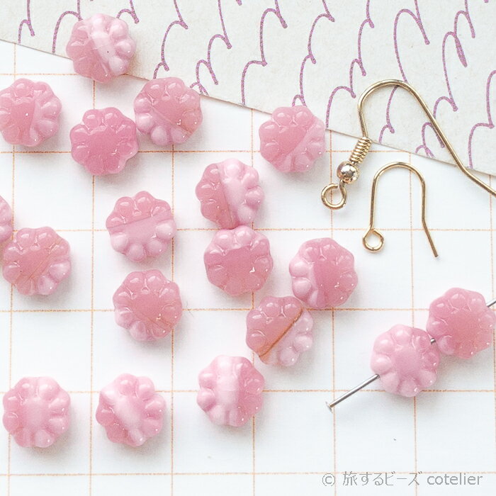 幾つか並べたくなるぷっくりシルエット。小ぶりの8つ花弁のお花ビーズ。チェコ製のガラスビーズです。 【サイズ】 9ミリ (画像のマス目は1センチ四方です) 【個数】 18個 【色味】不透明ピンクとミルキーピンクのマーブル 【色違い】cotel...