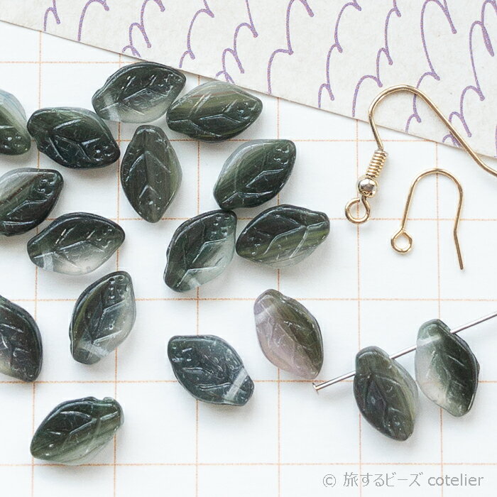 薄っすらと彫り模様の入ったリーフ型のビーズ。チェコ製のガラスビーズです。 【サイズ】 12x7ミリ (画像のマス目は1センチ四方です) 【個数】 18個 【色味】不透明モスグリーンとミルキーホワイト 【色違い】cotelier-leaf 1...