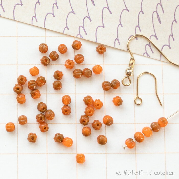 つい並べたくなるような小粒のメロンビーズ。チェコ製のガラスビーズです。※とても小さなビーズですので形状にばらつきがございます。 【サイズ】 3ミリ (画像のマス目は1センチ四方です) 【個数】 45個 【色味】ミルキーオレンジと不透明ブラウ...