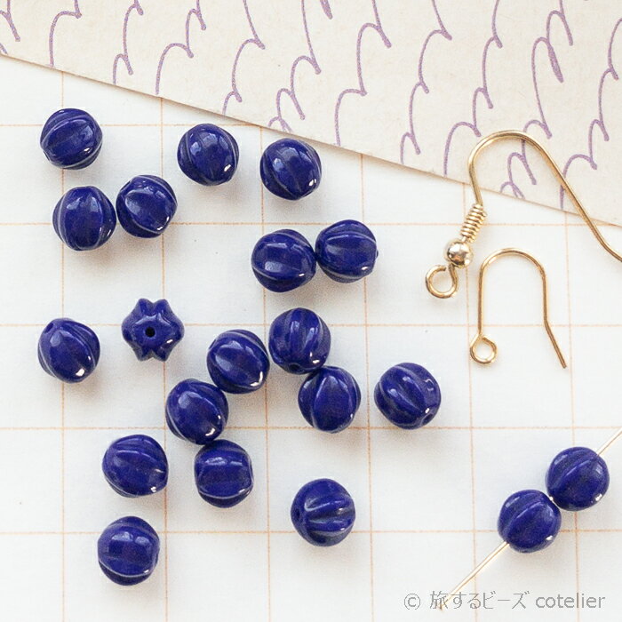 ころころとした大ぶりのメロン・パンプキン型のプレスビーズ。チェコ製のガラスビーズです。※製造工程上、若干平たい形状も含まれます。 【サイズ】 6 ミリ (画像のマス目は1センチ四方です) 【個数】 18個 【色味】不透明なネイビーブルー 【...