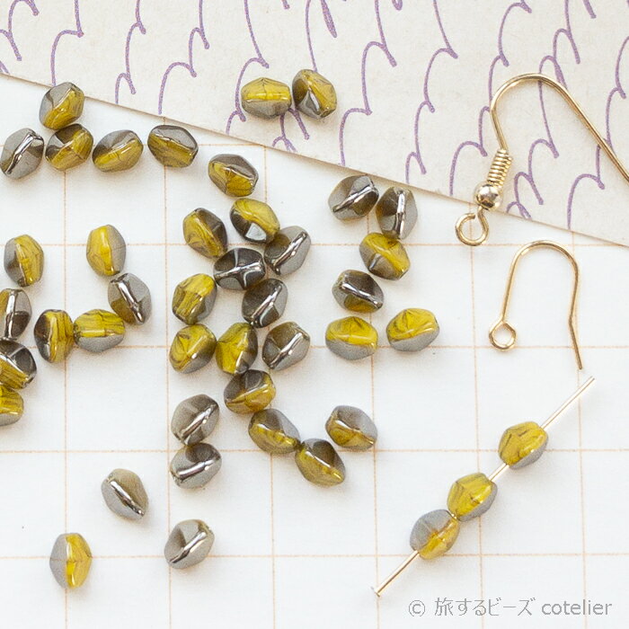 ついつい並べたくなる小ぶりのピンチビーズ。横から見ると三角形をした朝顔の種のようなチェコ製のガラスビーズです。 【サイズ】 5ミリ (画像のマス目は1センチ四方です) 【個数】 45個 【色味】不透明なマスタードイエローストライプ、部分的に...