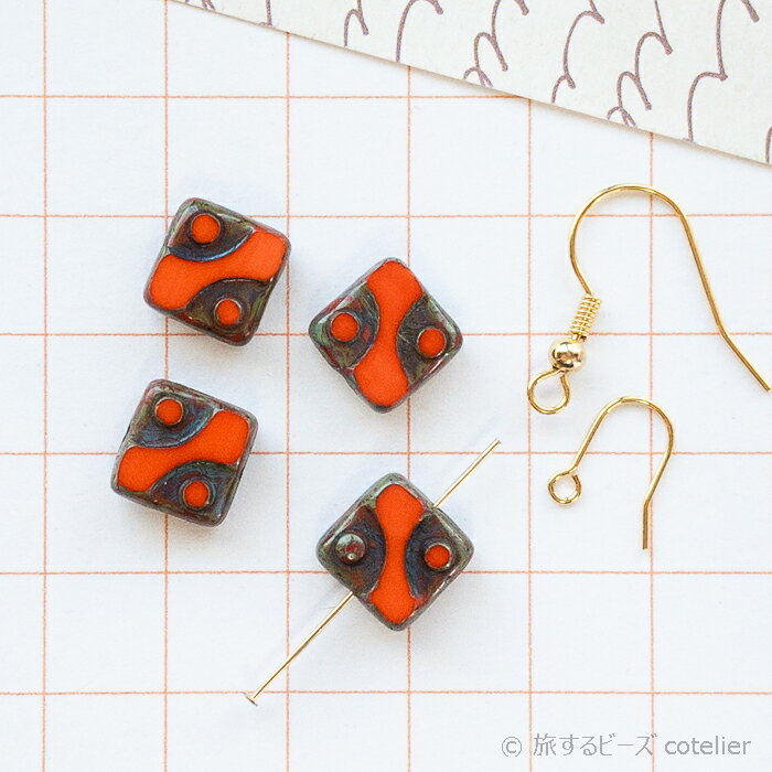 ドット柄のパズルブロックやタイルのような模様のテーブルカットビーズ。チェコ製のガラスビーズです。 【サイズ】 10ミリ (画像のマス目は1センチ四方です) 【個数】4 個 【色味】不透明な赤に近いビタミンオレンジ。縁部分にグレー系コーティン...