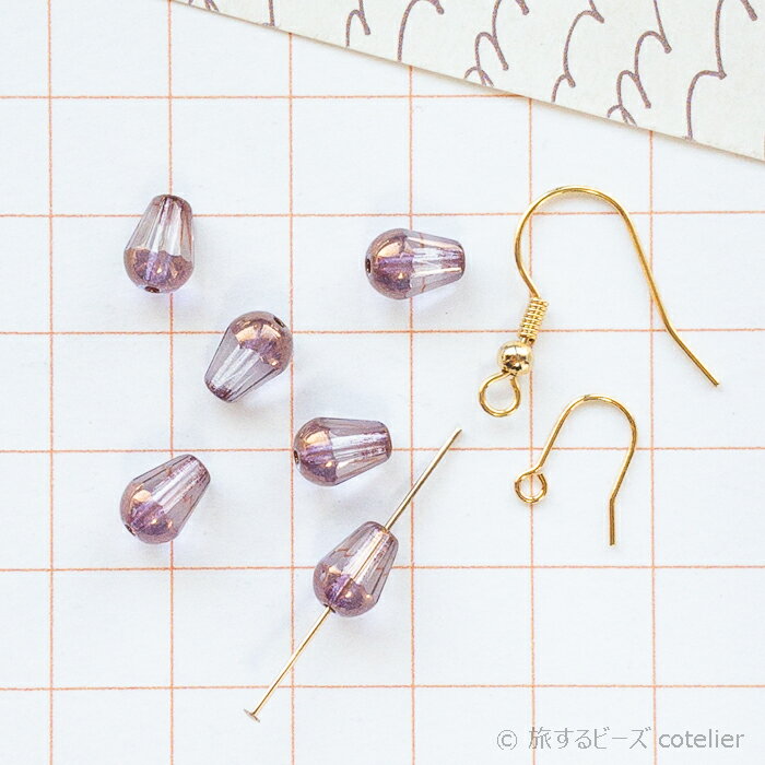 小ぶりのしずく型カットビーズ。下部分はカットのない丸い形状です。チェコ製のガラスビーズです。 【サイズ】 8x6ミリ (画像のマス目は1センチ四方です) 【個数】6 個 【色味】透明感のあるクリア。まだら感のあるブロンズ系コーティング。コー...