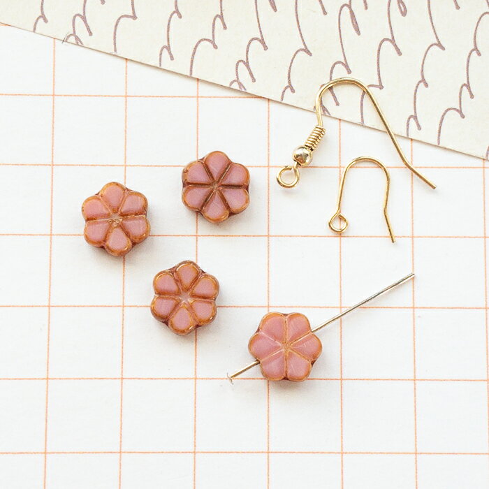 ワスレナグサ・勿忘草の名前の付いた小ぶりのお花型テーブルカットビーズ。チェコ製のガラスビーズです。※一部ラインが途切れているものもあります。 【サイズ】 10ミリ (画像のマス目は1センチ四方です) 【個数】 4個 【色味】ストライプ模様の...