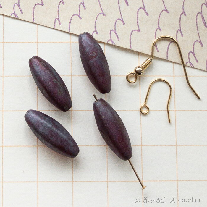 6面のロングオリーブ型プレスビーズ。チェコ製のガラスビーズです。 【サイズ】 7x19ミリ (画像のマス目は1センチ四方です) 【個数】2個 【色味】つや消し加工されたクリアレッドにグレーシルバー系コーティング 【色違い 一覧】coteli...