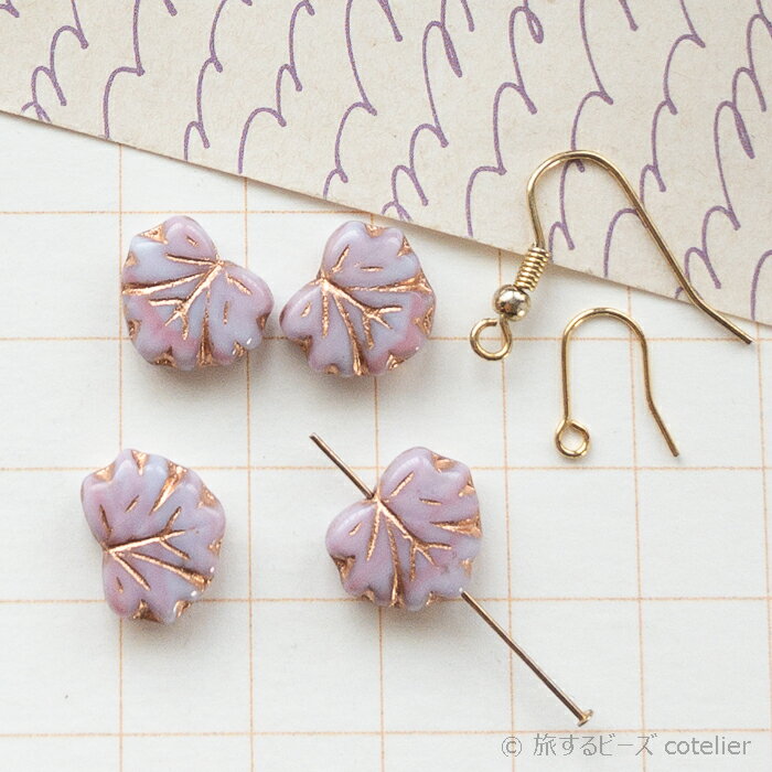 メープルやグレープの葉のようなプレスビーズ。チェコ製のガラスビーズです。 【サイズ】 11x13ミリ (画像のマス目は1センチ四方です) 【個数】 4個 【色味】不透明なラベンダー、ピンク系マーブル。ライン部分はコッパー 【色違い】cote...