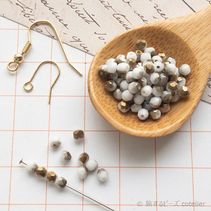 柔らかな印象のファイヤーポリッシュ。チェコ製のガラスビーズです。 【サイズ】 3 ミリ 画像のマス目は1センチ四方、ロットにより表記サイズより±0.5mmほど異なる場合がございます。 【個数】30個 【色味】 ベースカラー:不透明ホワイト ...