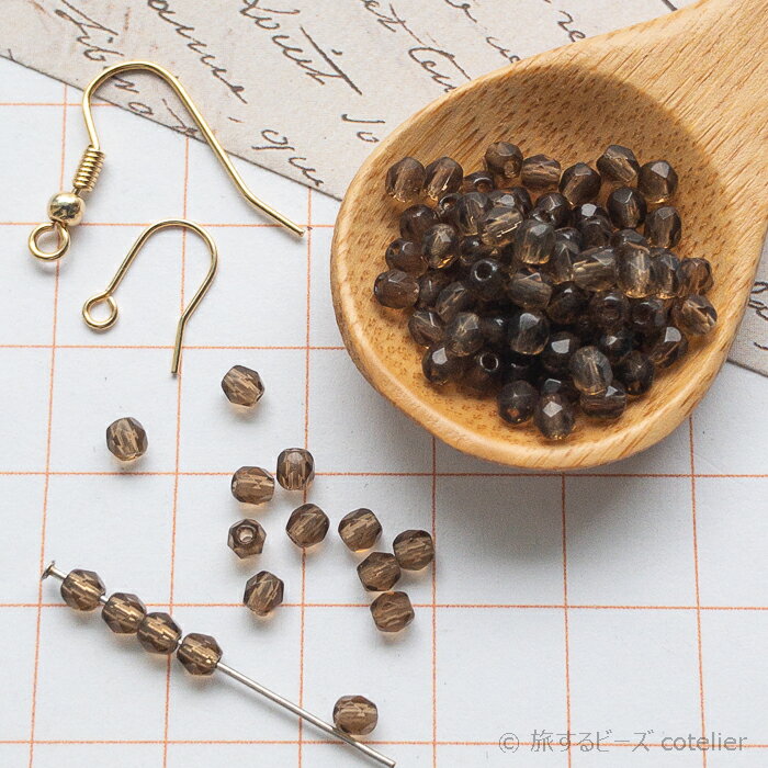 柔らかな印象のファイヤーポリッシュ。チェコ製のガラスビーズです。 【サイズ】 3 ミリ 画像のマス目は1センチ四方、ロットにより表記サイズより±0.5mmほど異なる場合がございます。 【個数】50個 【色味】 ベースカラー::透明感のあるダ...