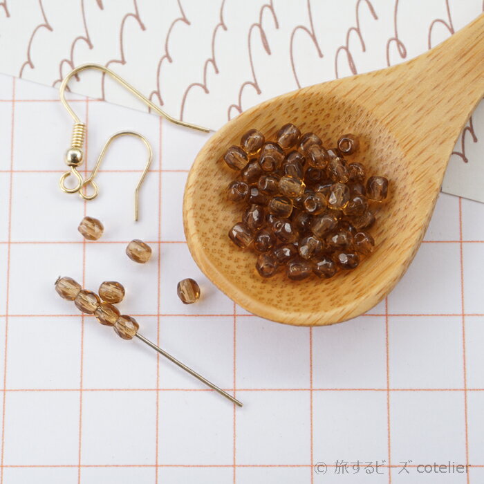 柔らかな印象のファイヤーポリッシュ。チェコ製のガラスビーズです。 【サイズ】 3 ミリ 画像のマス目は1センチ四方、ロットにより表記サイズより±0.5mmほど異なる場合がございます。 【個数】50個 【色味】 ベースカラー:クリアブラウン ...