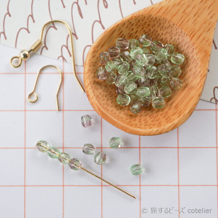 柔らかな印象のファイヤーポリッシュ。チェコ製のガラスビーズです。 【サイズ】 3 ミリ 画像のマス目は1センチ四方、ロットにより表記サイズより±0.5mmほど異なる場合がございます。 【個数】 50個 【色味】 ベースカラー:クリアミント、...