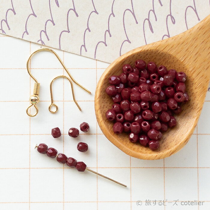 柔らかな印象のファイヤーポリッシュ。チェコ製のガラスビーズです。 【サイズ】 3 ミリ 画像のマス目は1センチ四方、ロットにより表記サイズより±0.5mmほど異なる場合がございます。 【個数】 30個 【色味】 ベースカラー:不透明なダーク...