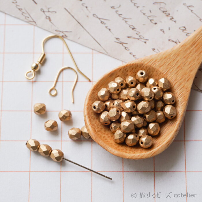 柔らかな印象のファイヤーポリッシュ。チェコ製のガラスビーズです。 【サイズ】 4 ミリ 画像のマス目は1センチ四方、ロットにより表記サイズより±0.5mmほど異なる場合がございます。 【個数】50個 【色味】 ベースカラー: コーティング:...