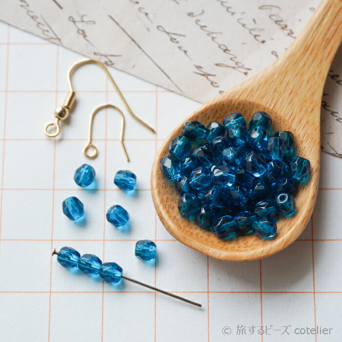 柔らかな印象のファイヤーポリッシュ。チェコ製のガラスビーズです。 【サイズ】 4 ミリ 画像のマス目は1センチ四方、ロットにより表記サイズより±0.5mmほど異なる場合がございます。 【個数】50個 【色味】 ベースカラー:クリアブルー コ...