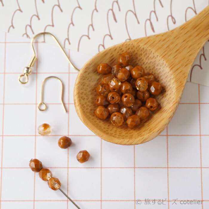 柔らかな印象のファイヤーポリッシュ。チェコ製のガラスビーズです。 【サイズ】 4 ミリ 画像のマス目は1センチ四方、ロットにより表記サイズより±0.5mmほど異なる場合がございます。 【個数】30個 【色味】 ベースカラー:不透明ブラウン、...