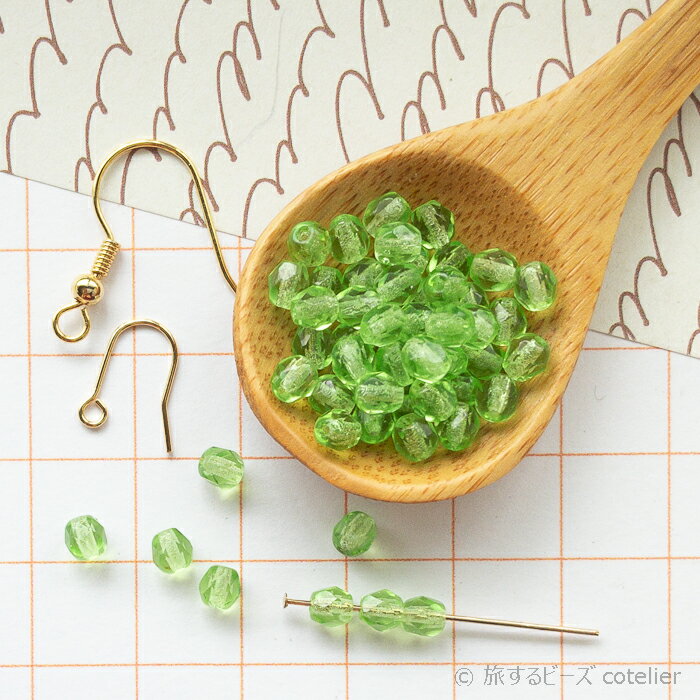 柔らかな印象のファイヤーポリッシュ。チェコ製のガラスビーズです。 【サイズ】 4 ミリ 画像のマス目は1センチ四方、ロットにより表記サイズより±0.5mmほど異なる場合がございます。 【個数】50個 【色味】 ベースカラー:鮮やかなリーフグ...
