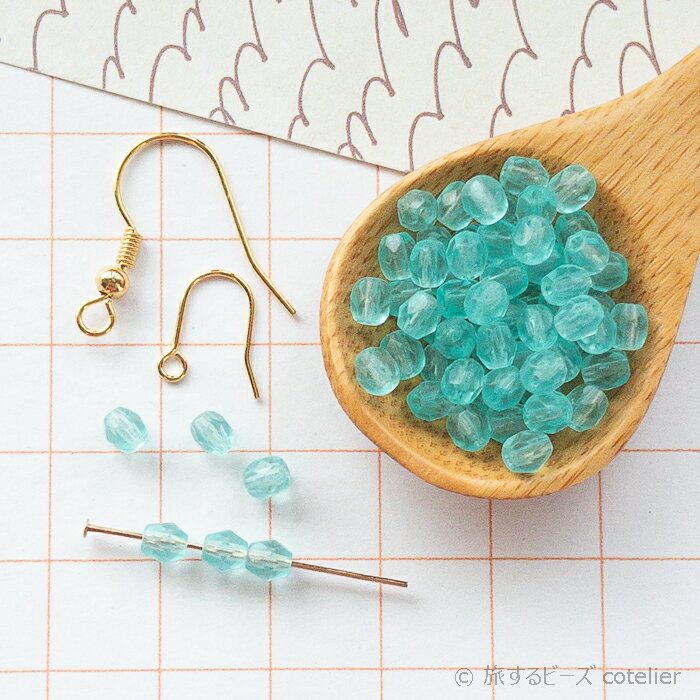 柔らかな印象のファイヤーポリッシュ。チェコ製のガラスビーズです。 【サイズ】 4 ミリ 画像のマス目は1センチ四方、ロットにより表記サイズより±0.5mmほど異なる場合がございます。 【個数】50個 【色味】 ベースカラー:透明感のあるクリ...