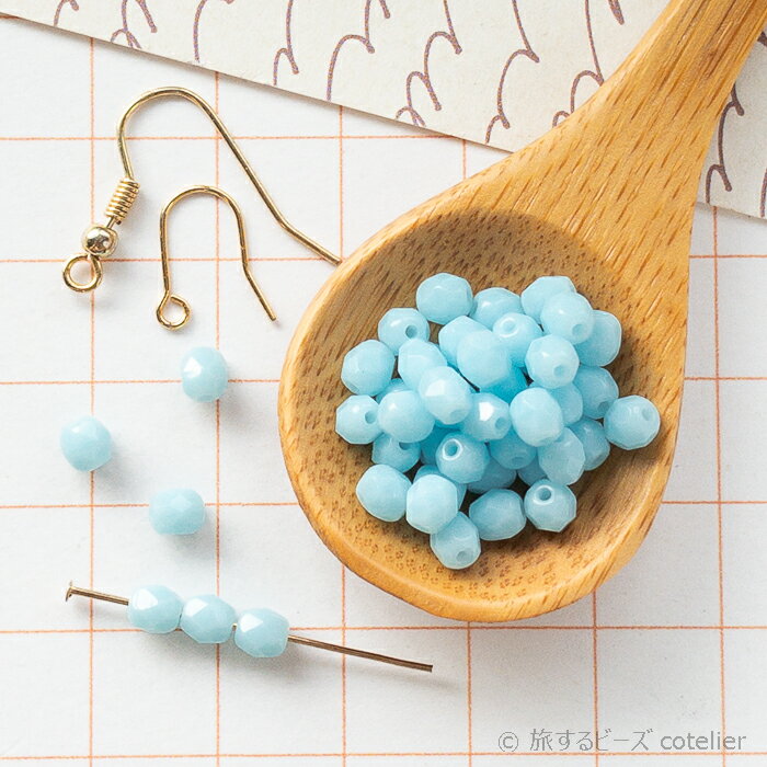 柔らかな印象のファイヤーポリッシュ。チェコ製のガラスビーズです。 【サイズ】 4 ミリ 画像のマス目は1センチ四方、ロットにより表記サイズより±0.5mmほど異なる場合がございます。 【個数】30個　 【色味】 ベースカラー:不透明なパステ...